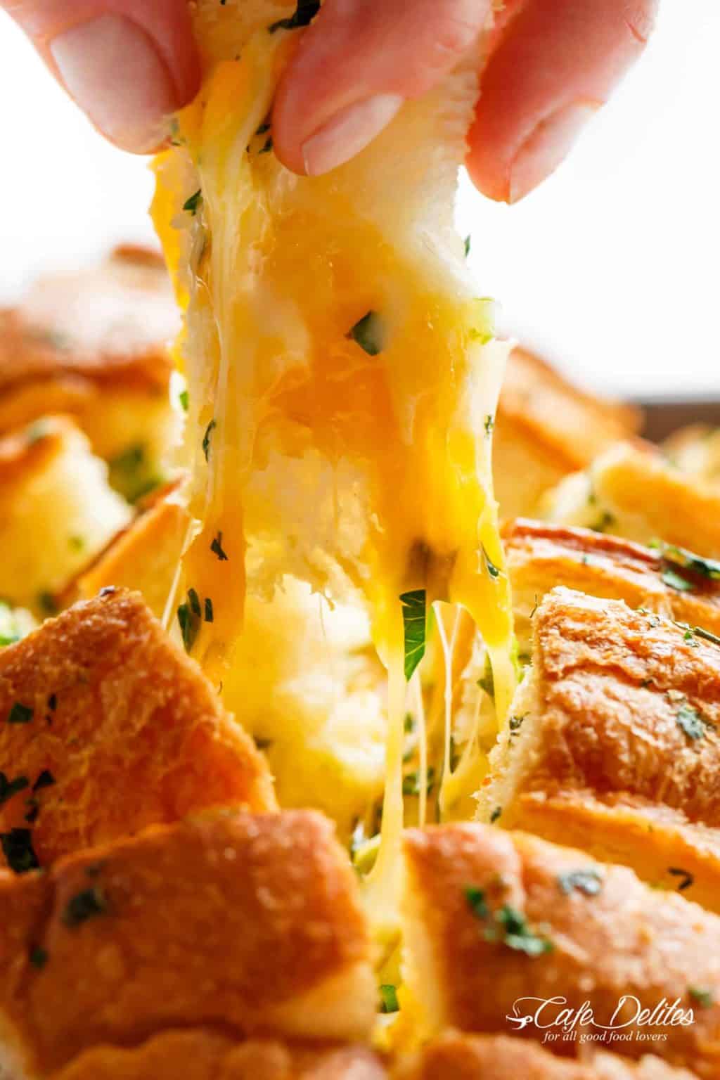 Bloomin' Onion Garlic Bread (Pull Apart Bread) - Cafe Delites