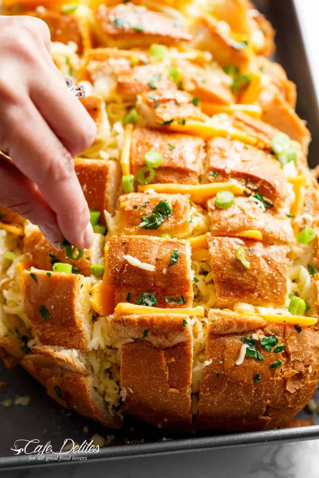 Bloomin' Onion Garlic Bread (Pull Apart Bread) - Cafe Delites